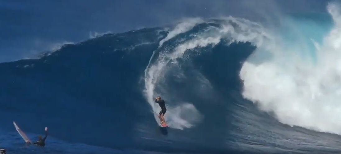 4 Views of Billy Kemper at Pe’ahi/Jaws – 2020 Ride of the Year Entry ...