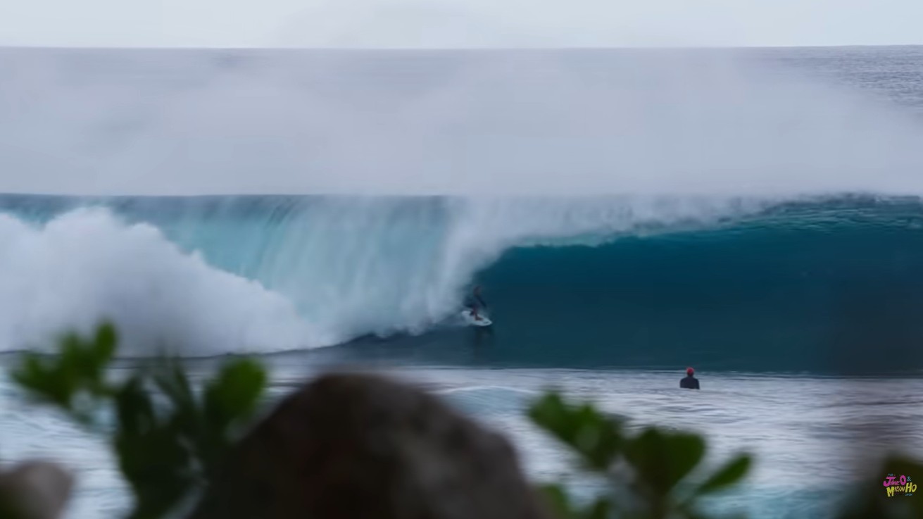 BIGGEST CROWD AT PIPELINE IVE EVER SEEN (SKETCHY) | Surf News Network