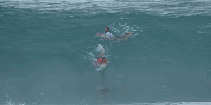 Mason Ho & Sheldon Paishon BATTLE at the Pipe Pro | Surf News Network